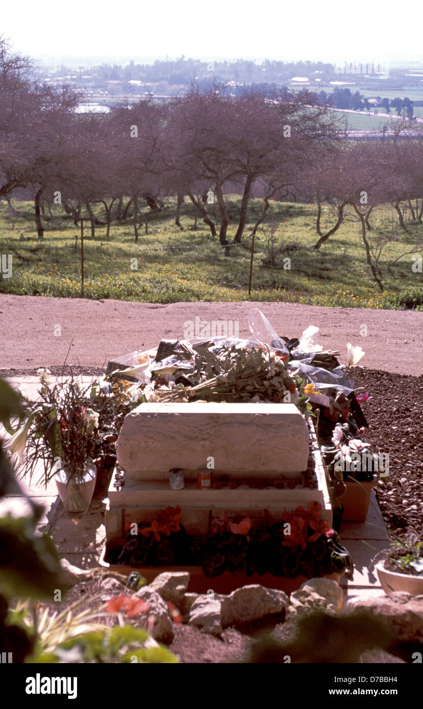 ilan ramon graveyard at nahalal cemetery Stock Photo - Alamy
