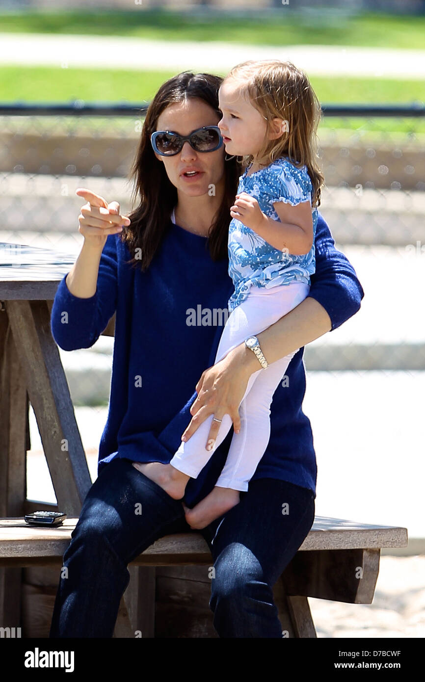 Jennifer Garner and her daughter Seraphina Affleck are seen playing in ...