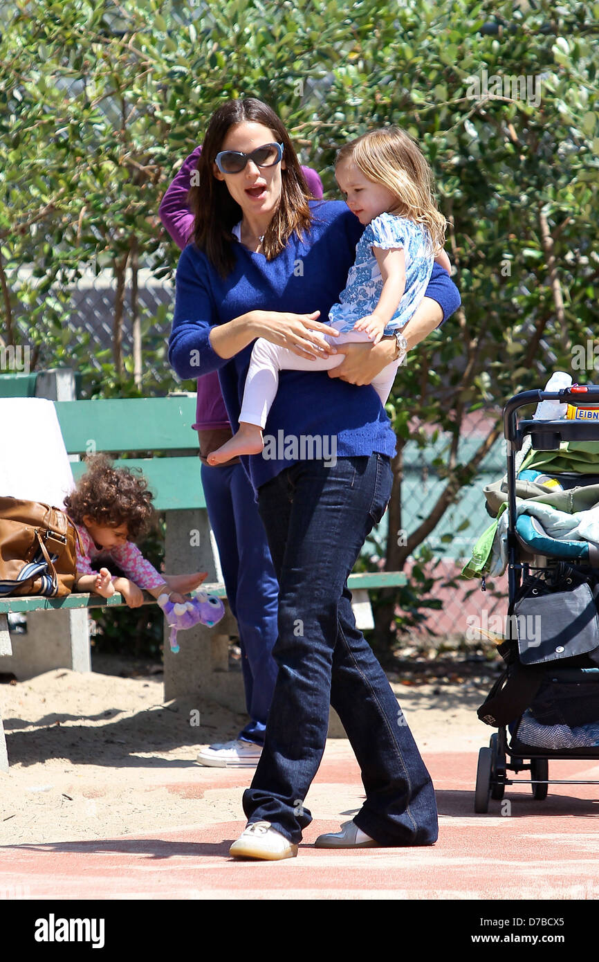 Jennifer Garner and her daughter Seraphina Affleck are seen playing in ...