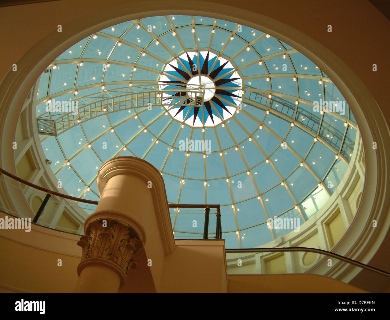 Round glass ceiling in shopping hi-res stock photography and images - Alamy