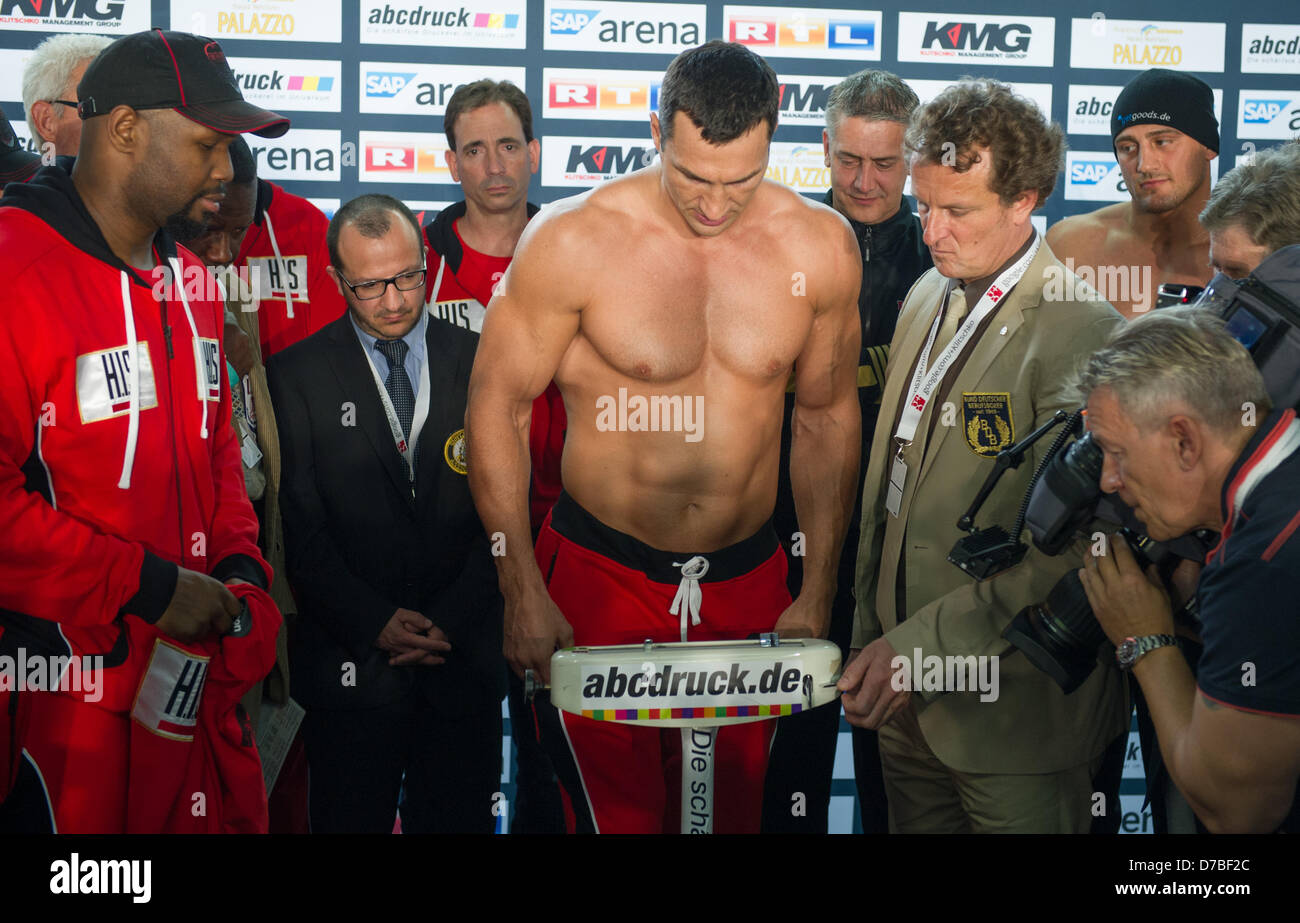 Heavyweight boxer weigh in hi-res stock photography and images - Alamy