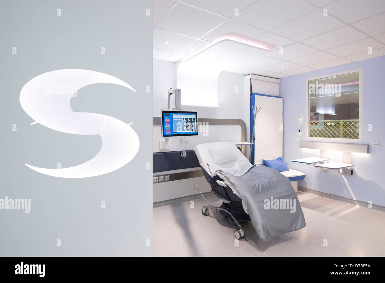 Hospital armchair hi-res stock photography and images - Alamy