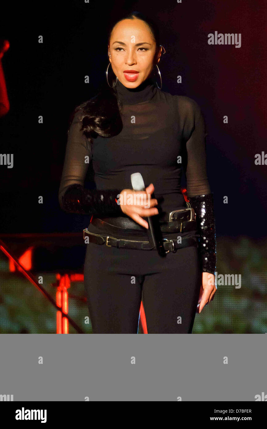 Sade singer hi-res stock photography and images - Alamy
