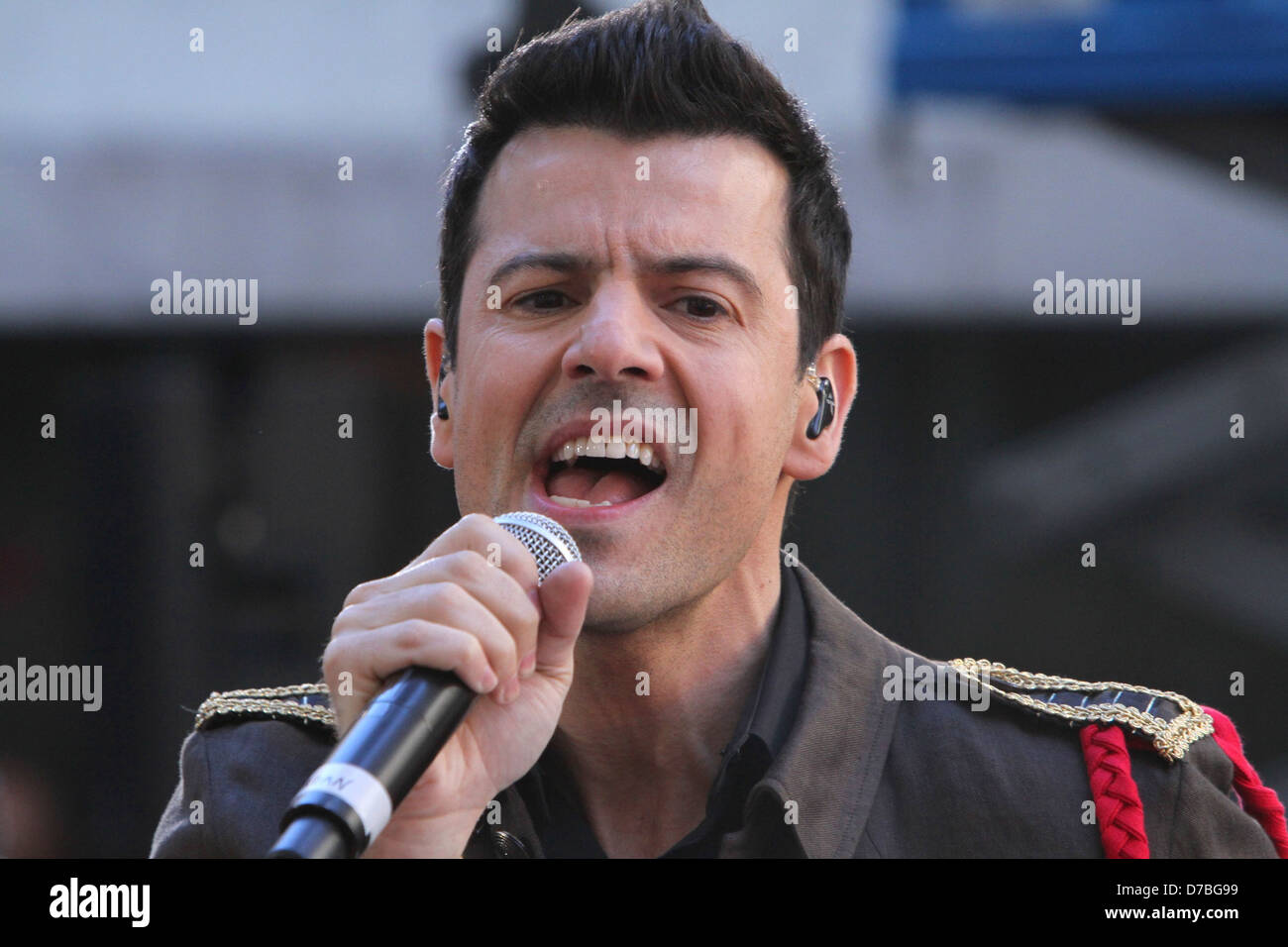 Jordan Knight New Kids On The Block and Backstreet Boys perform live on ...
