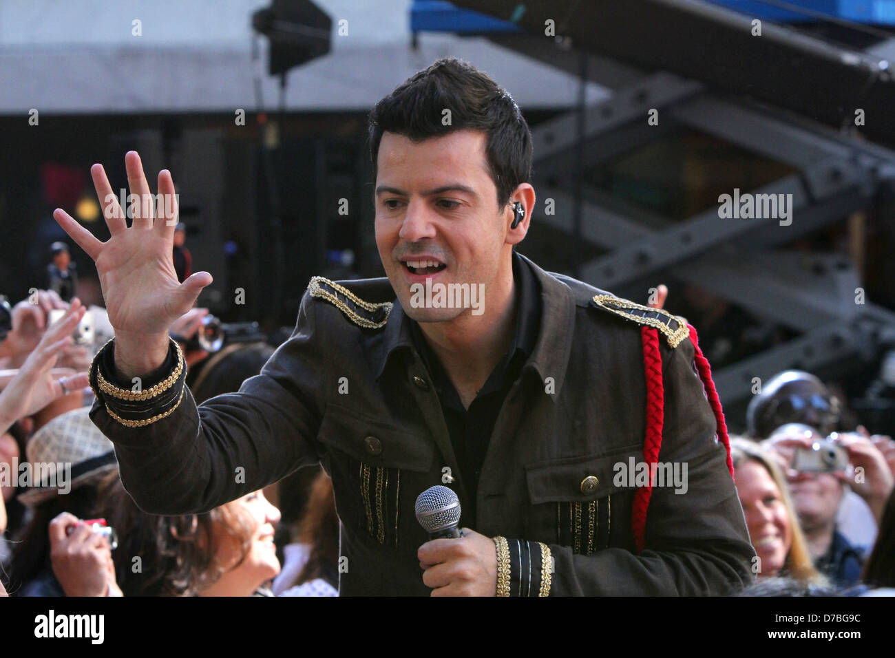 Jordan Knight New Kids On The Block and Backstreet Boys perform live on ...