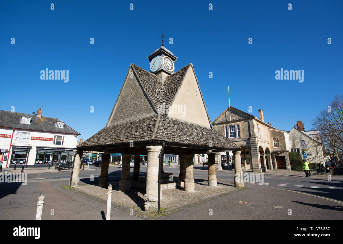 WITNEY, OXFORDSHIRE, UK. The Buttercross and town hall in the town ...