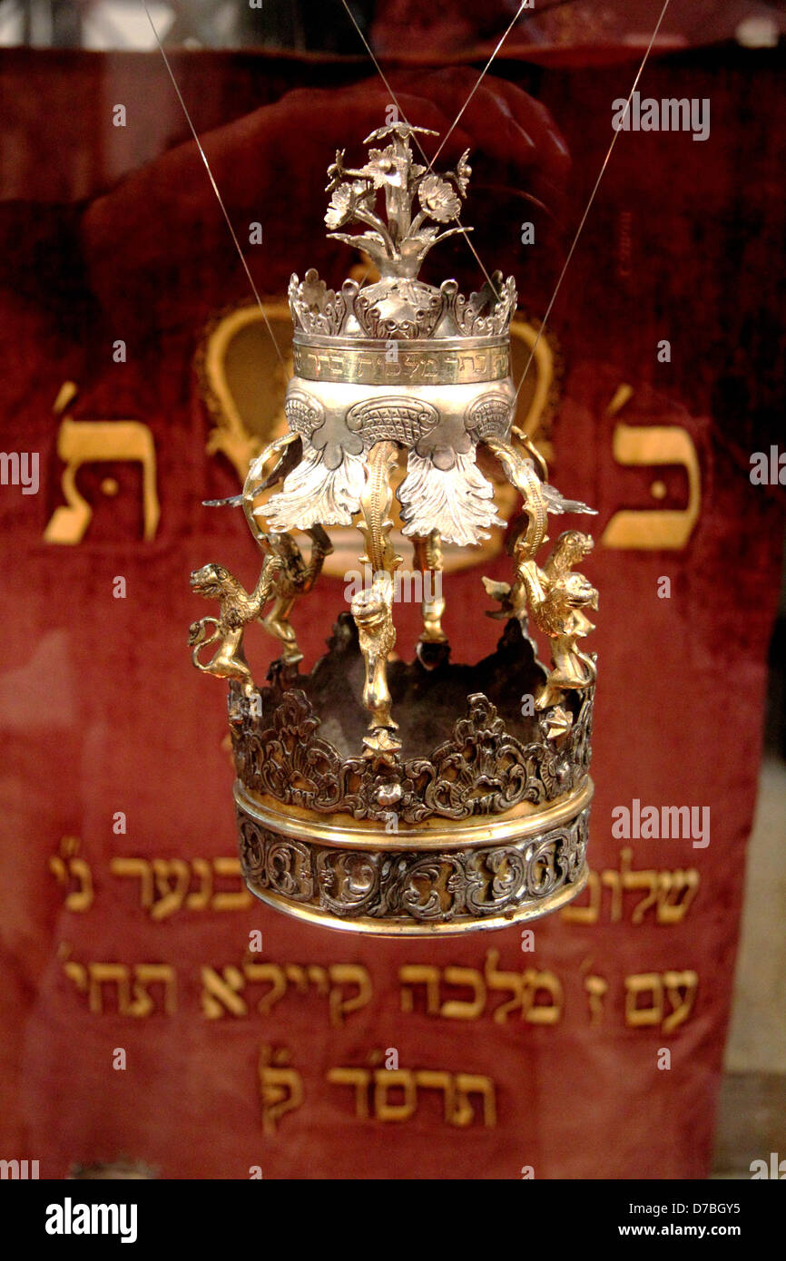 Jewish silver torah hi-res stock photography and images - Alamy