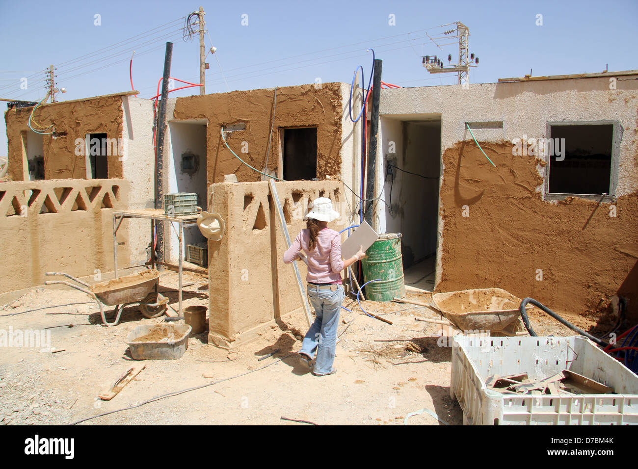 Ecological building in Kibbutz Neot Semadar using local desert mud to ...