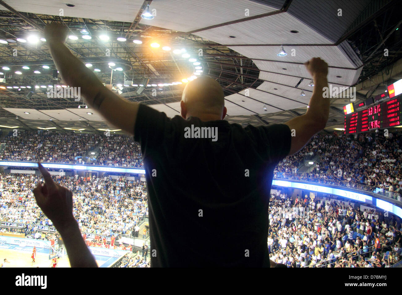 Basketball crowd cheering hi-res stock photography and images - Alamy