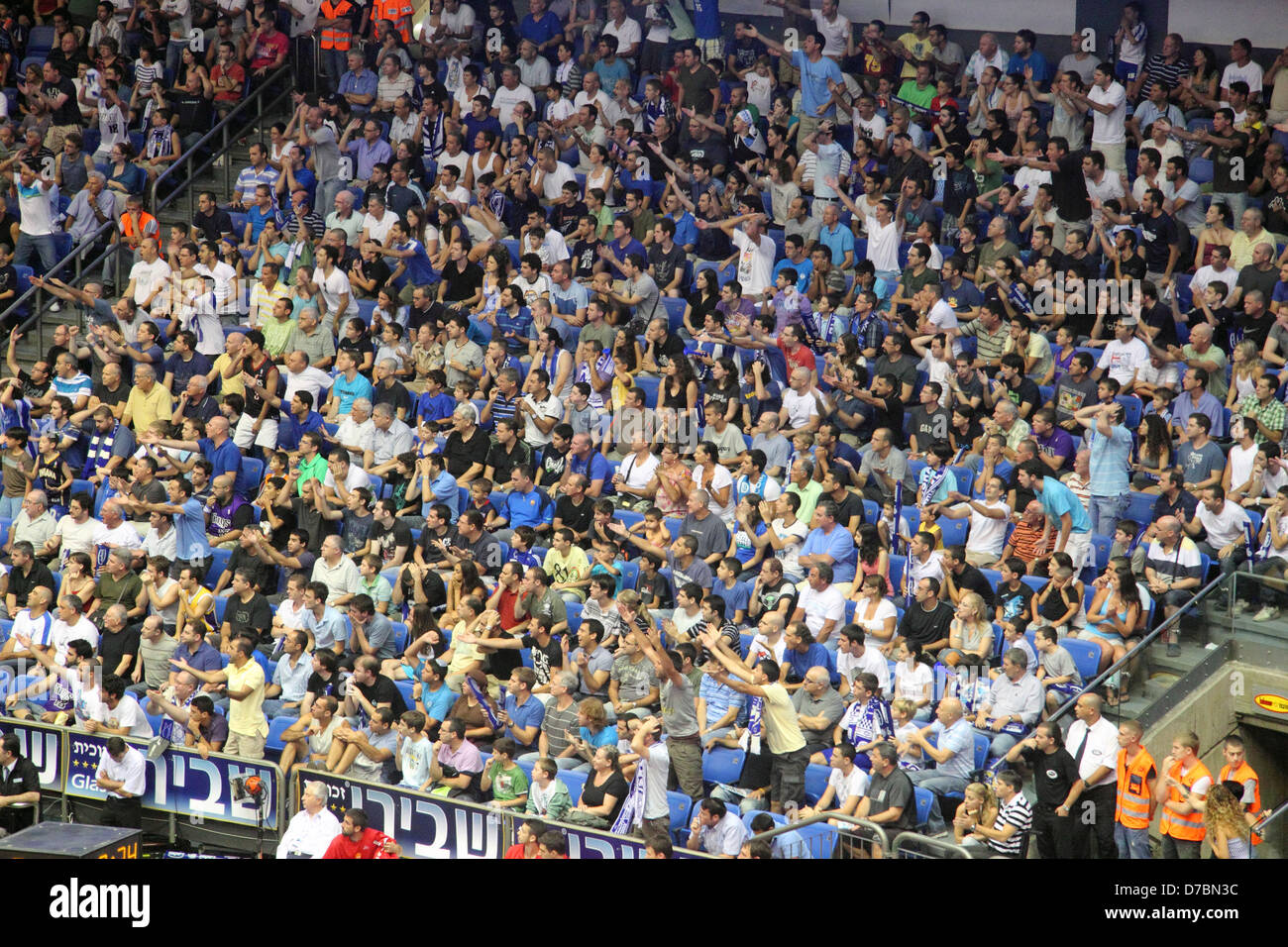 Sports crowd cheering hi-res stock photography and images - Alamy