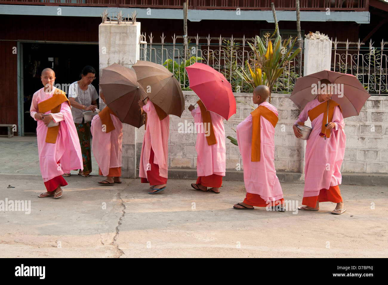 Giving of alms hi-res stock photography and images - Alamy