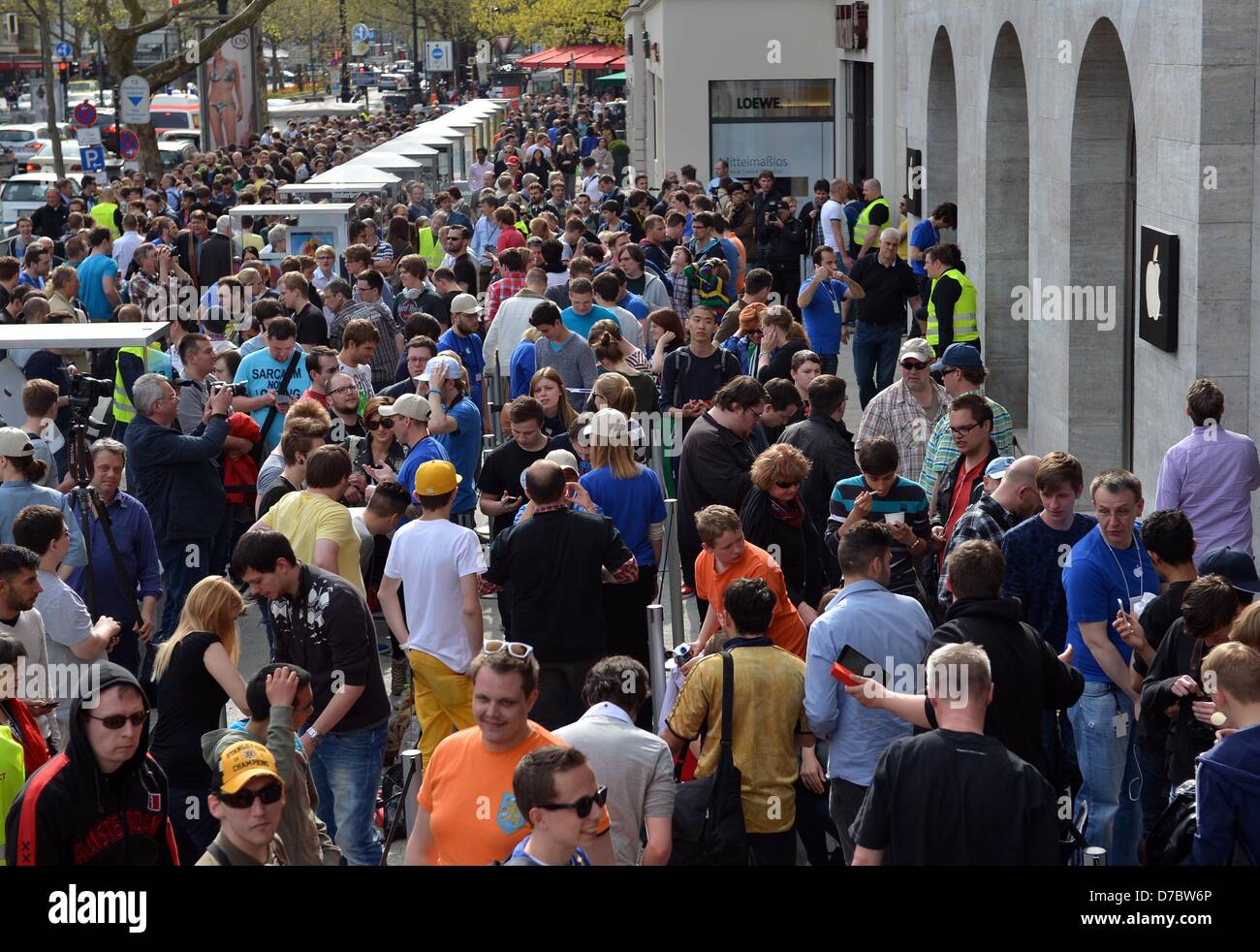 Crowd people outside apple store hi-res stock photography and images ...