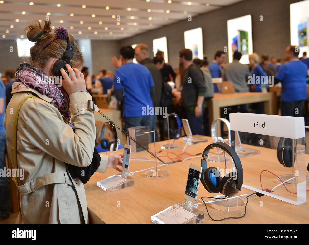 A customer listens to music in the Apple Store in Berlin, Germany, 03 ...