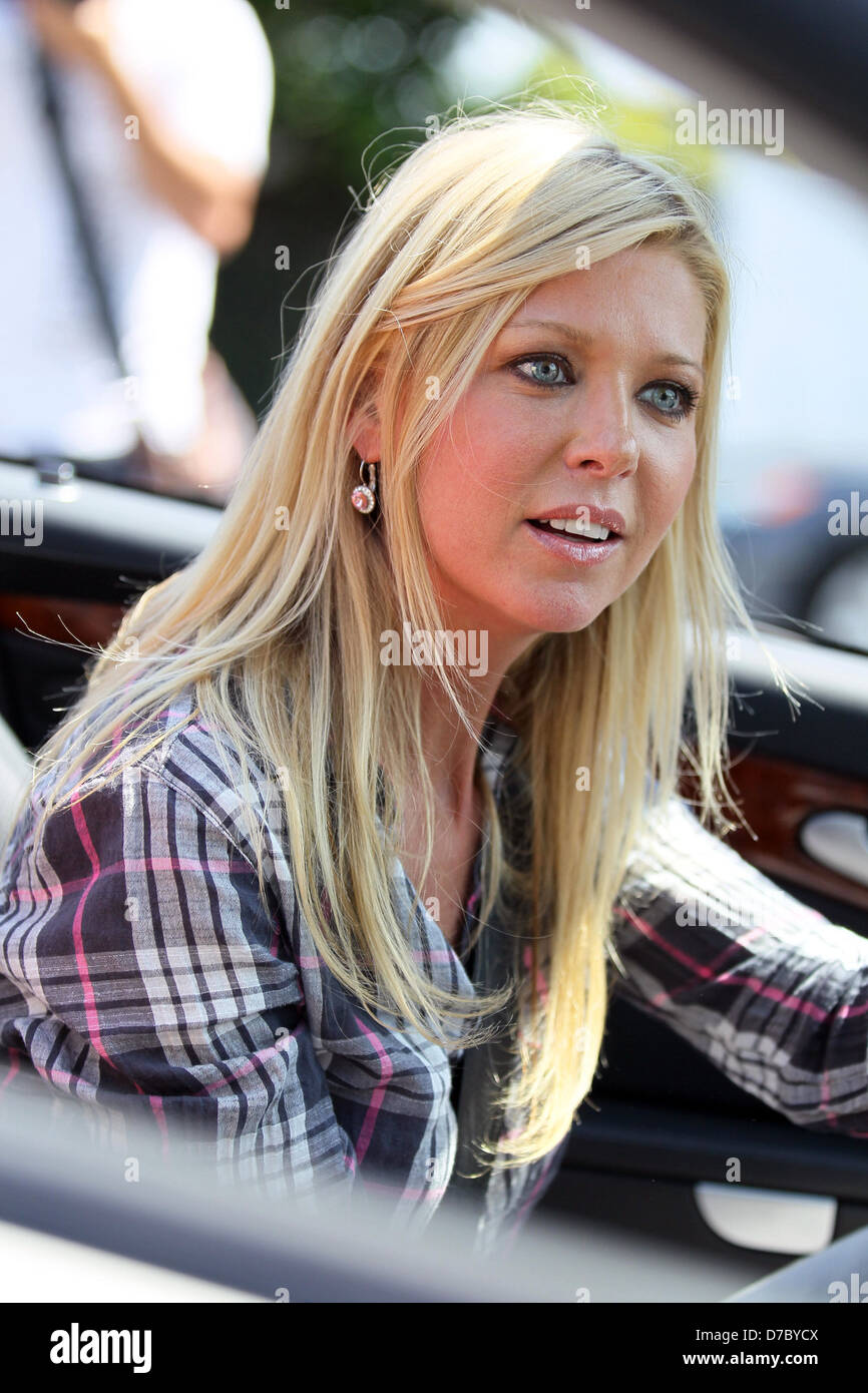 Tara Reid shops at Fred Segal in West Hollywood with friends Los ...