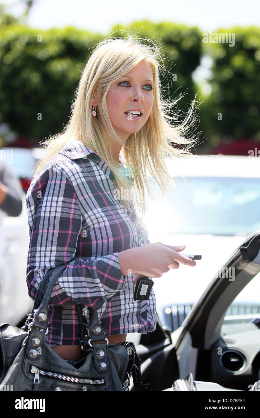 Tara Reid shops at Fred Segal in West Hollywood with friends Los ...