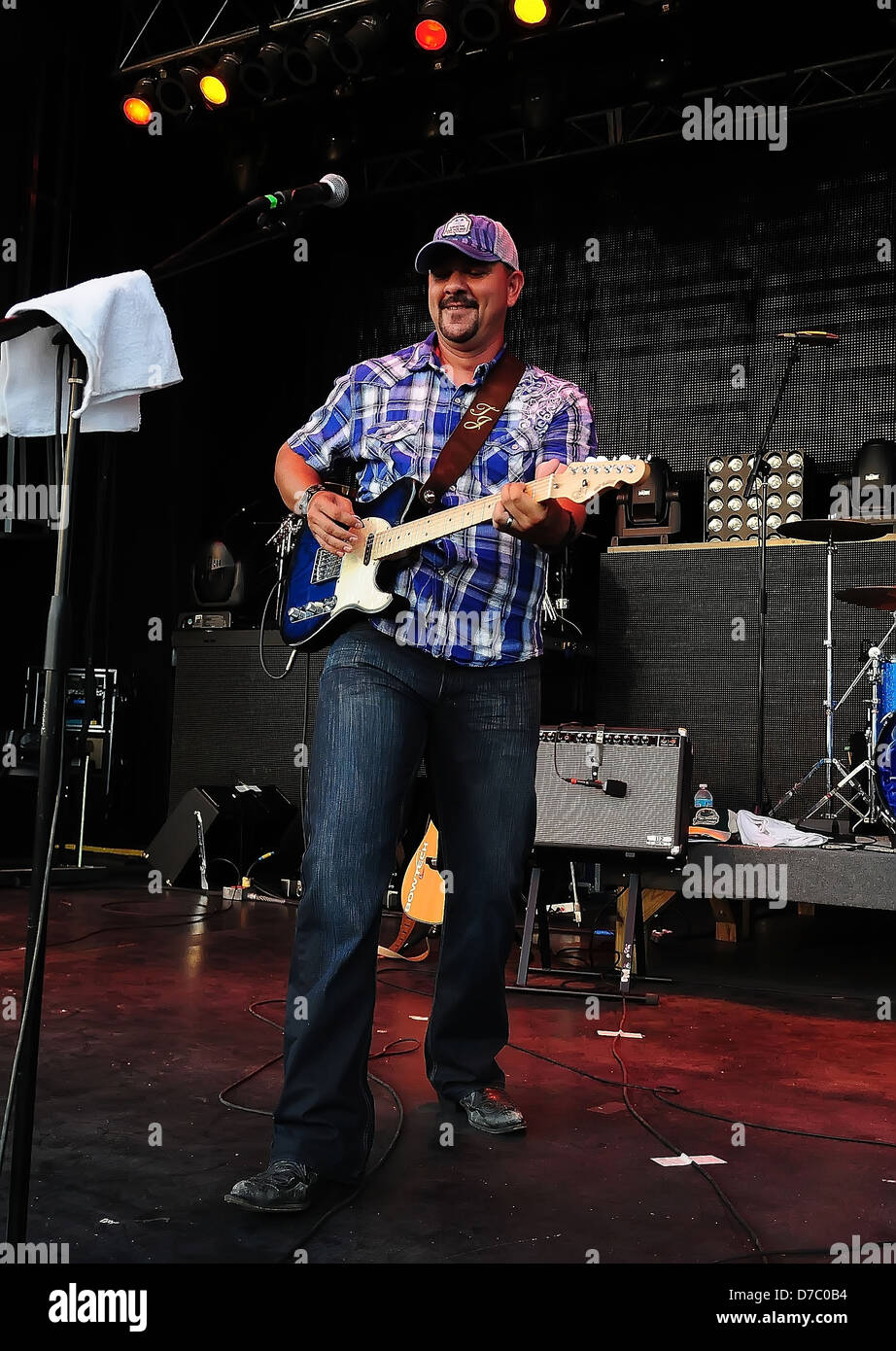 Tom Jackson performs at the Sunset Cove Amphitheatre Boca Raton ...