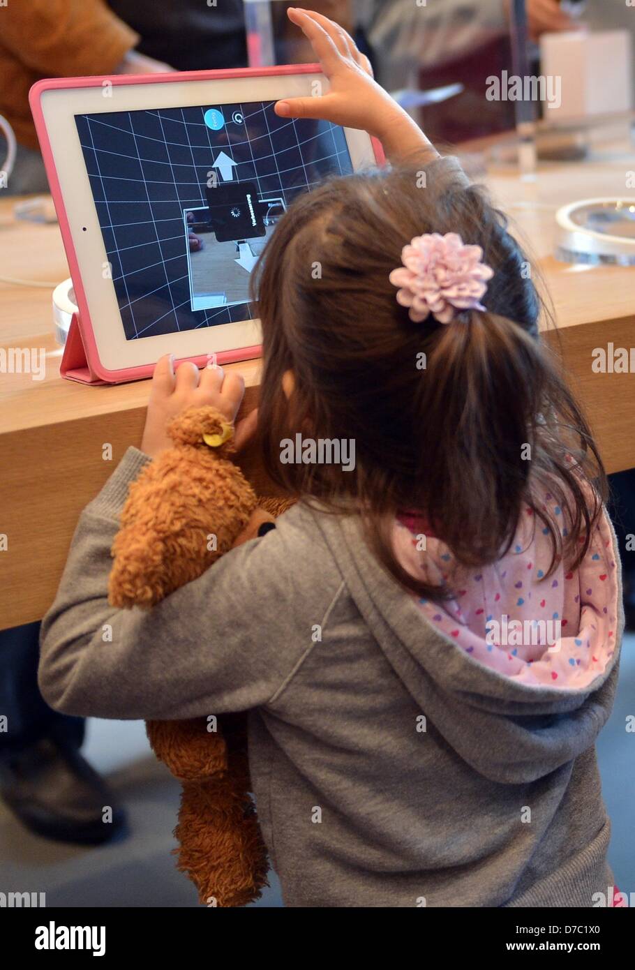 A girl plays with an iPad in the Apple Store in Berlin, Germany, 03 ...