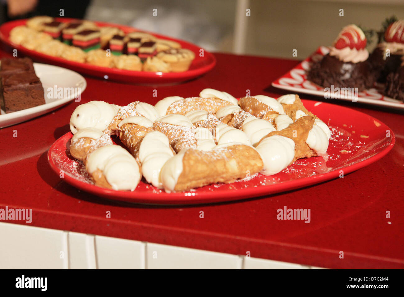 Atmosphere TLC's 'Cake Boss' Buddy Valastro opens the Cake Boss Cafe at ...