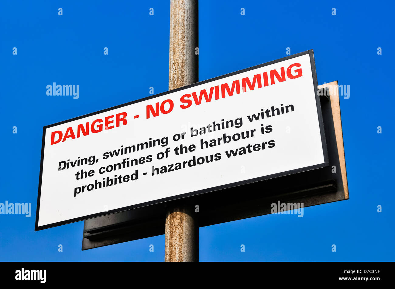 Dangerous currents no swimming sign hi-res stock photography and images ...