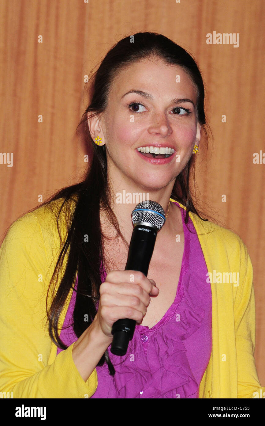 Sutton foster hi-res stock photography and images - Alamy