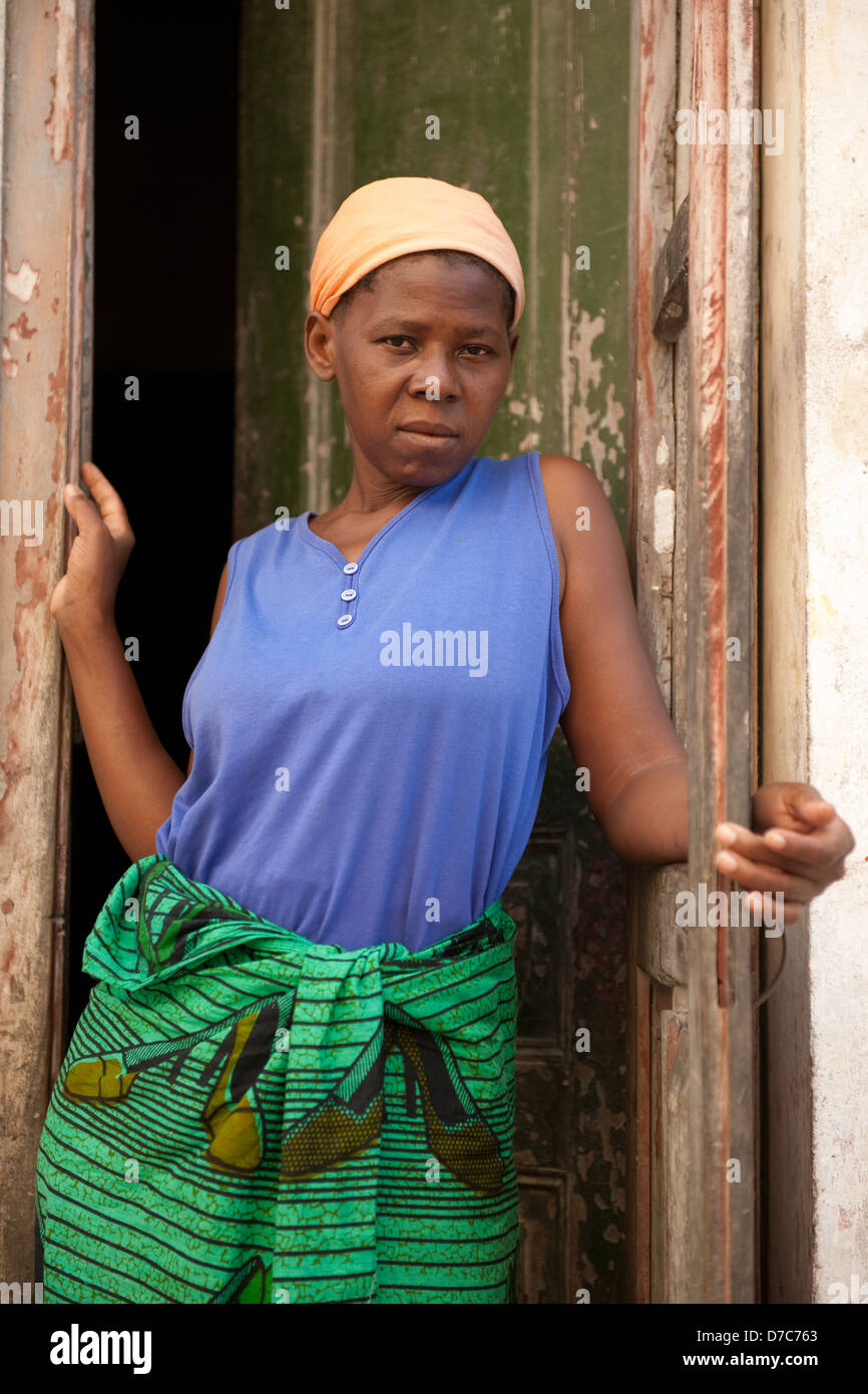 Woman in doorway, Ilha do Mocambique, Mozambique Stock Photo - Alamy