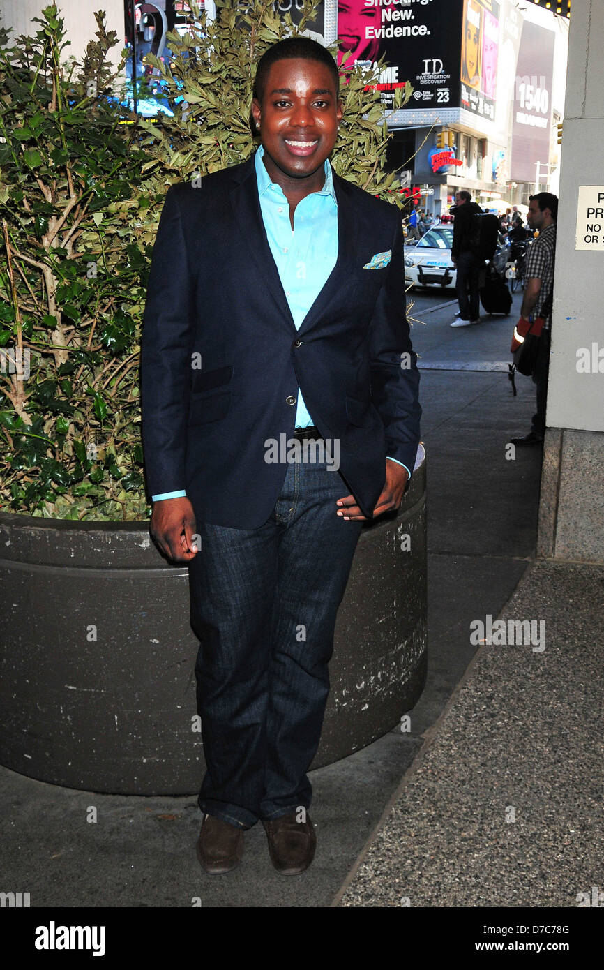 American Idol Season 10 Finalist Jacob Lusk outside MTV studios to ...