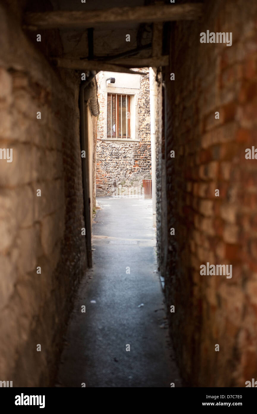 Narrow alley hi-res stock photography and images - Alamy