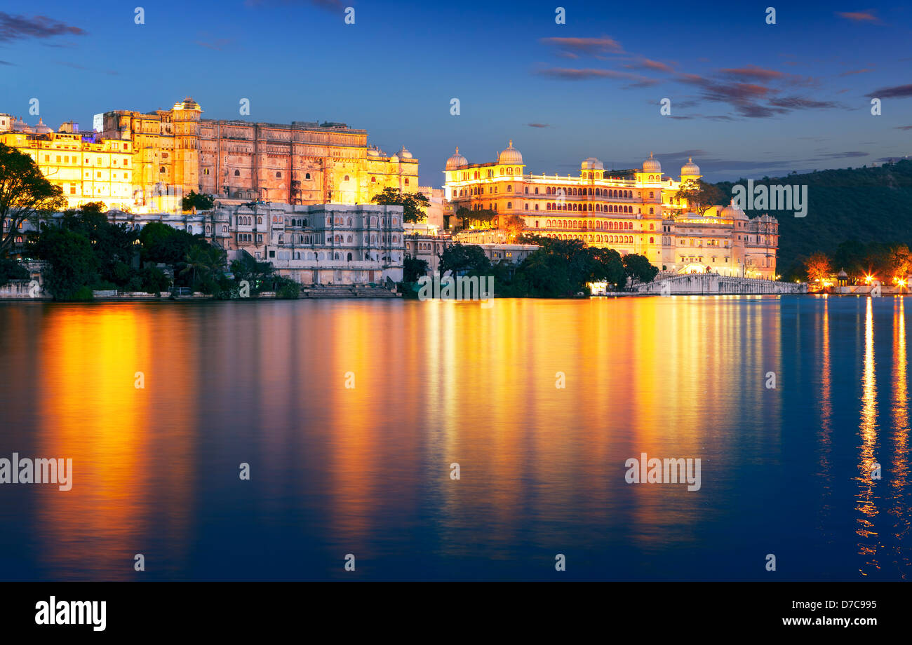 Pichola lake and City Palace at night. Udaipur, Rajasthan, India, Asia ...