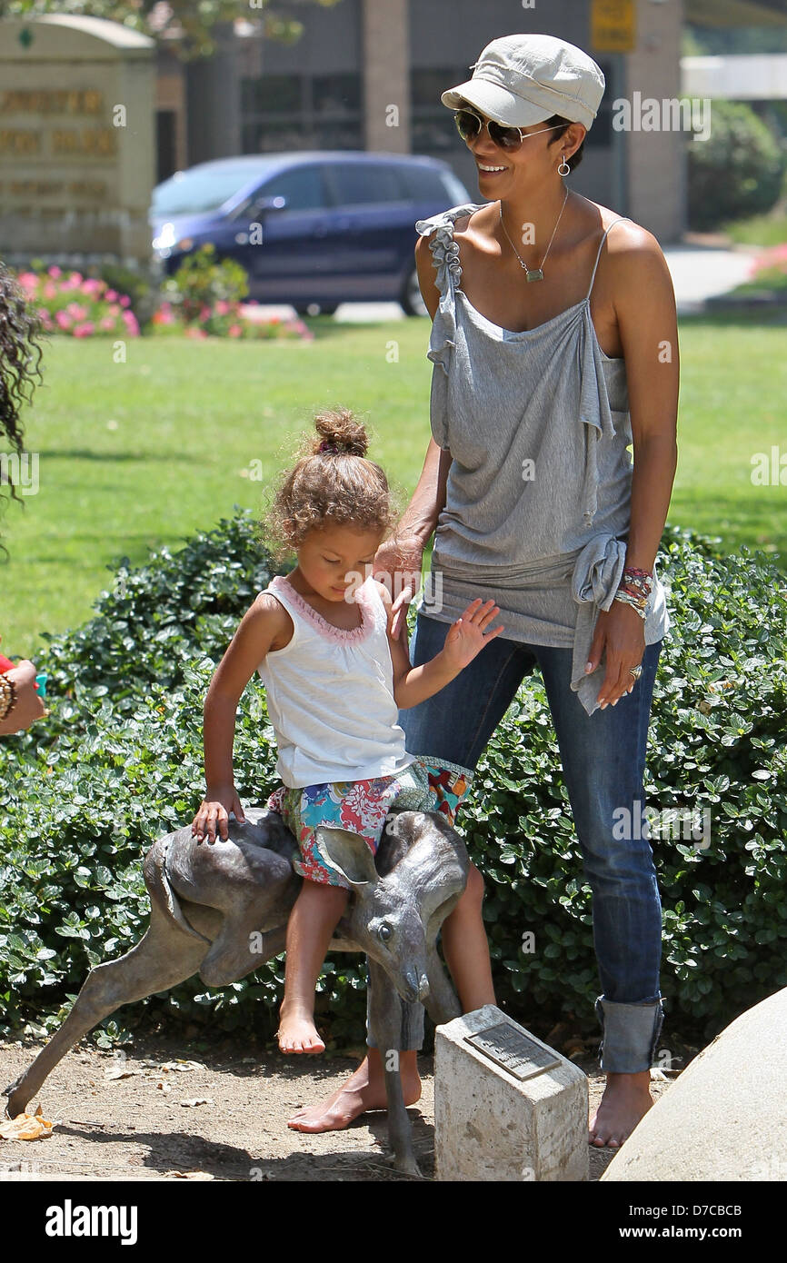 Halle berry and daughter nahla ariela aubry hi-res stock photography ...