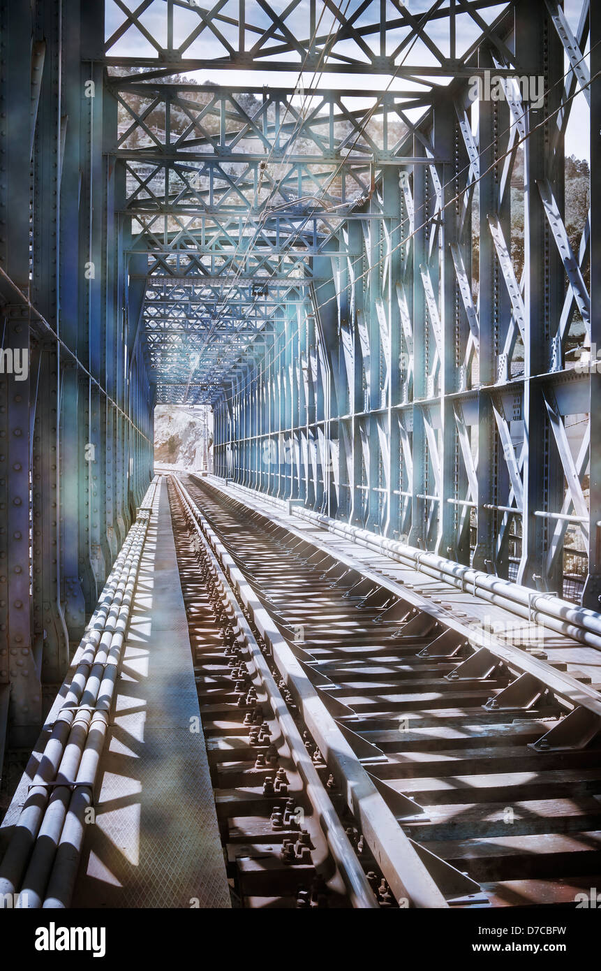 Metal girder railway bridge hi-res stock photography and images - Alamy