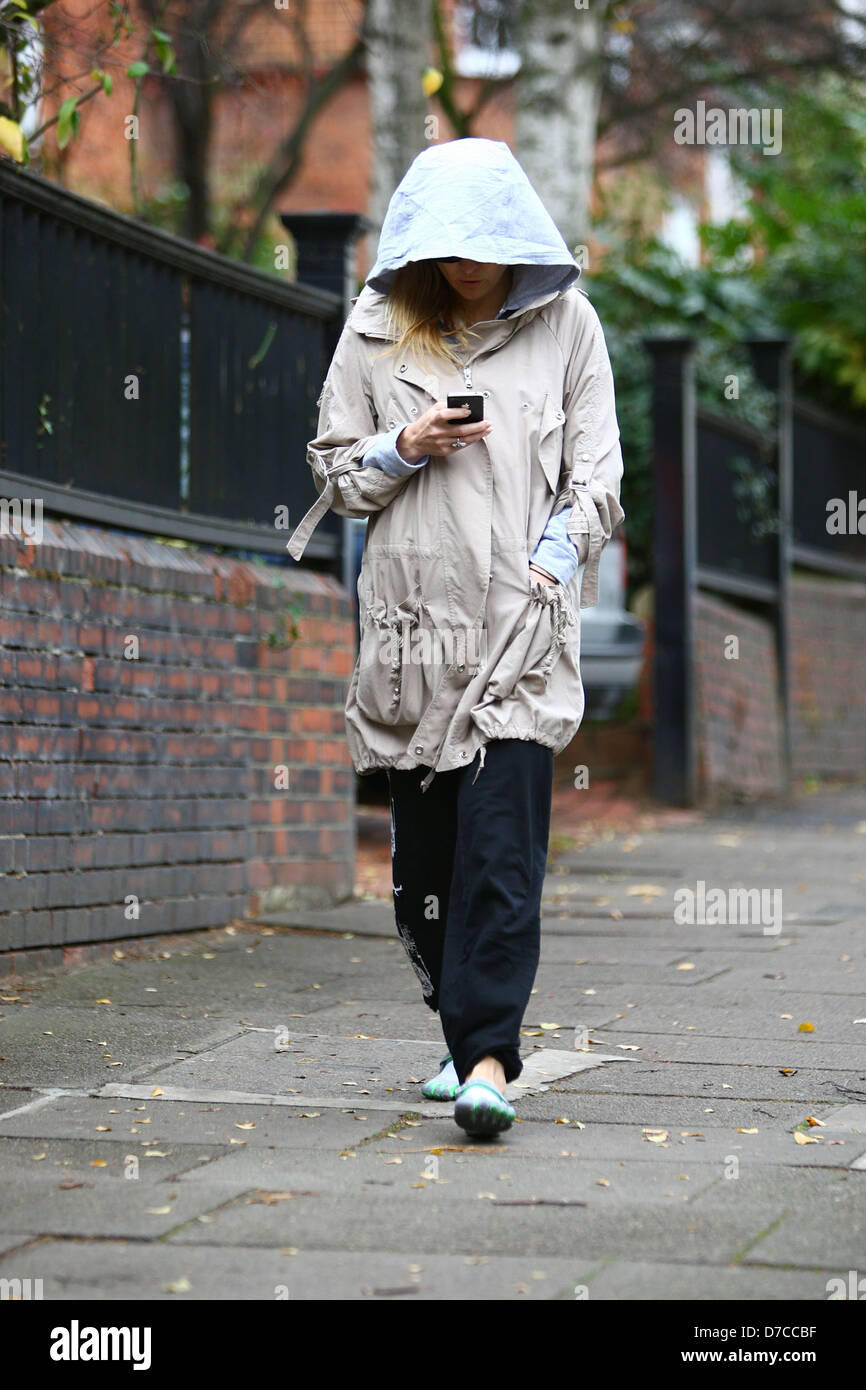 Kate hudson with her hood up hi-res stock photography and images - Alamy