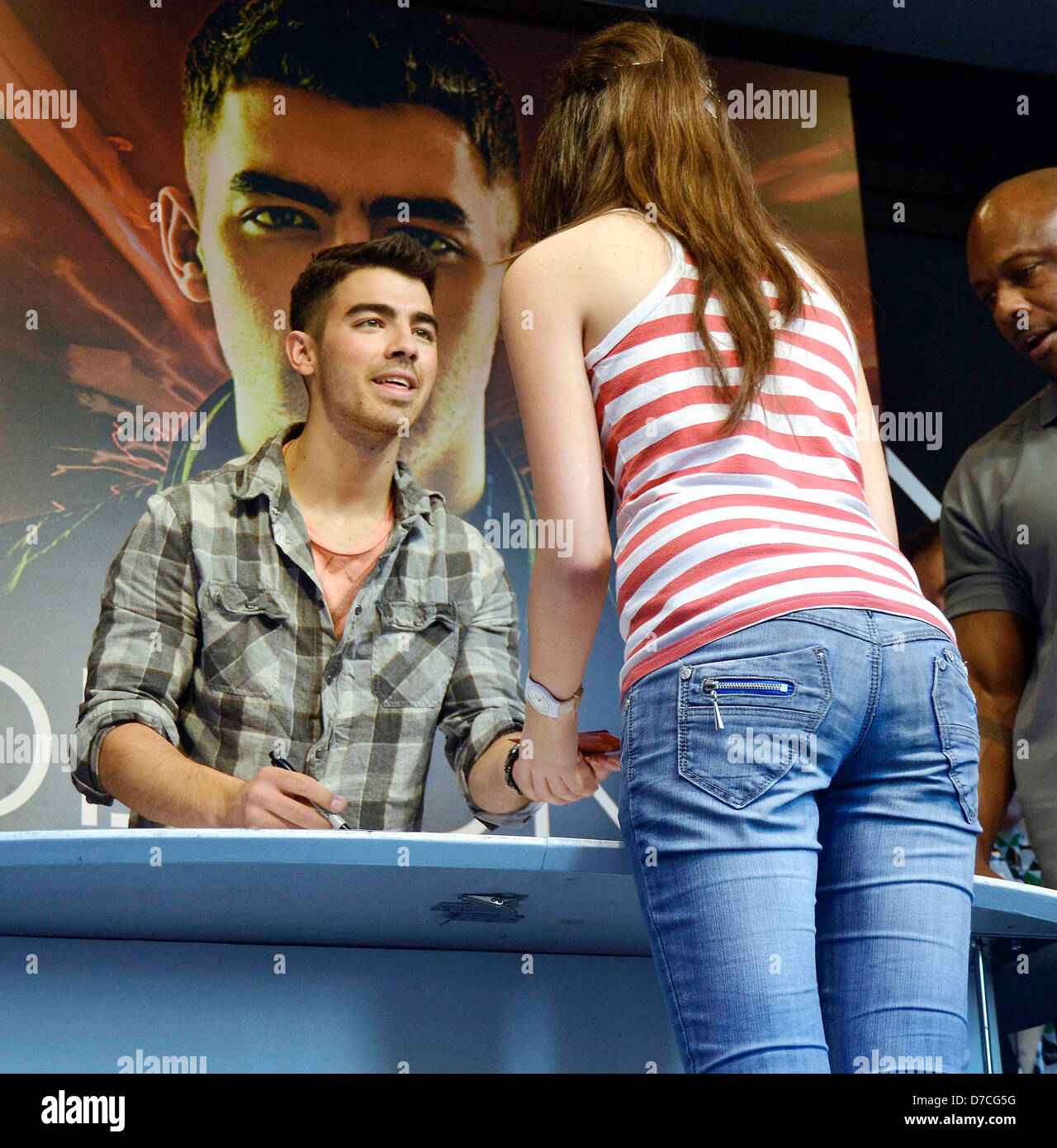 Joe Jonas promotes his first solo album 'Fast Life' at El Corte Ingles ...