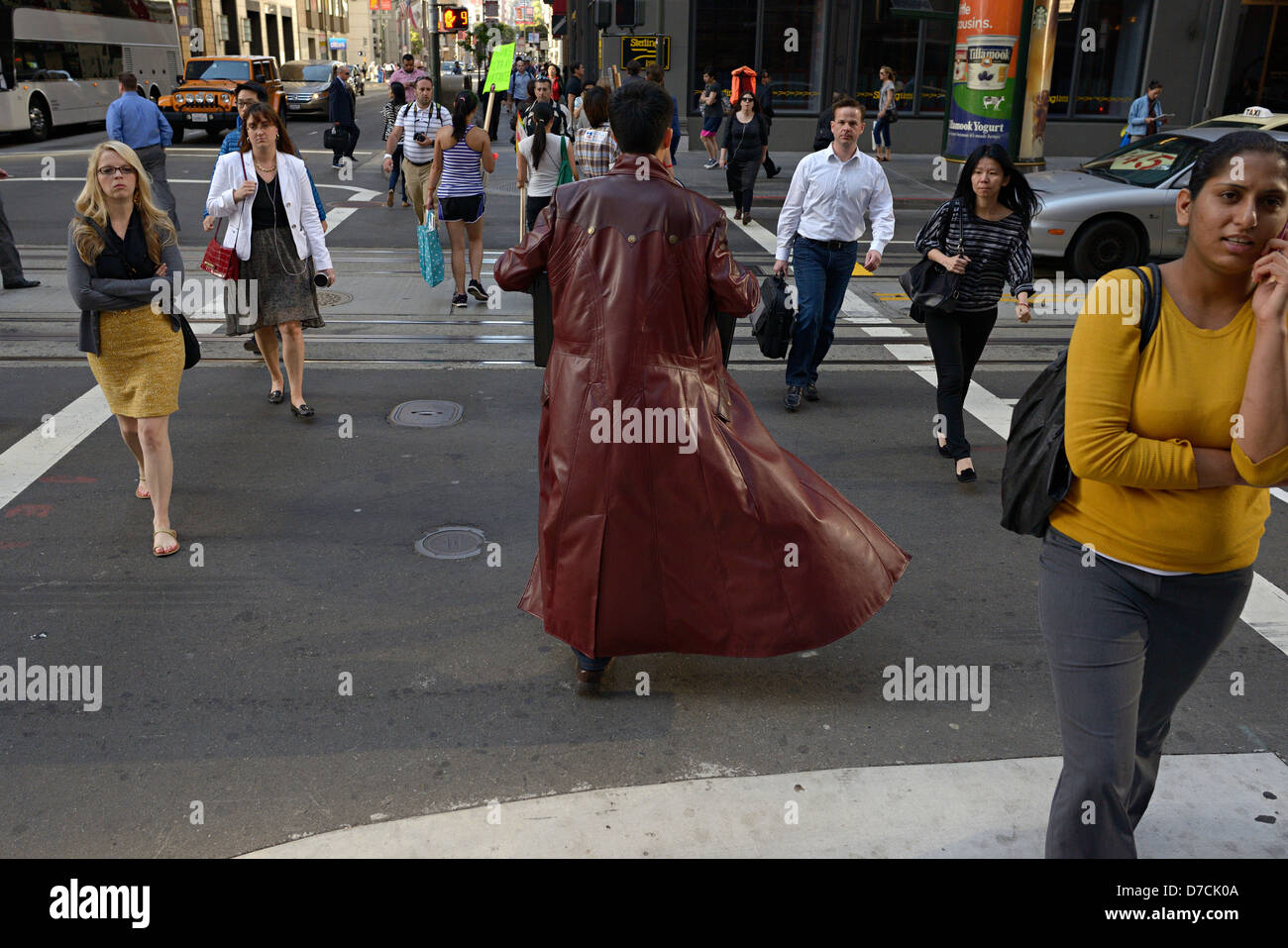 san francisco intersection people crossing Stock Photo - Alamy