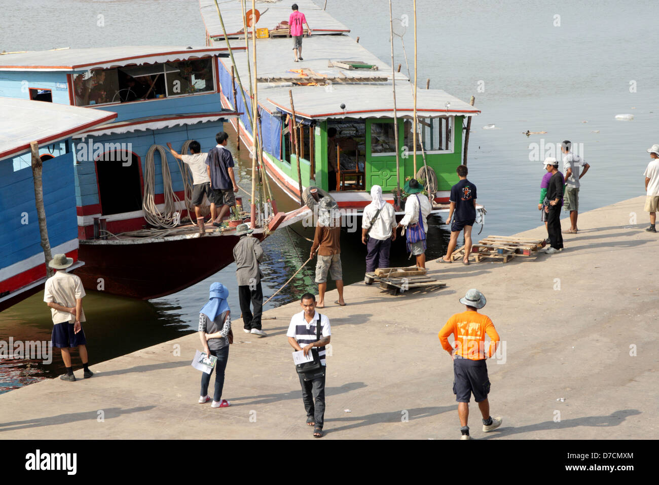 Cargo ship parking chiang hi-res stock photography and images - Alamy