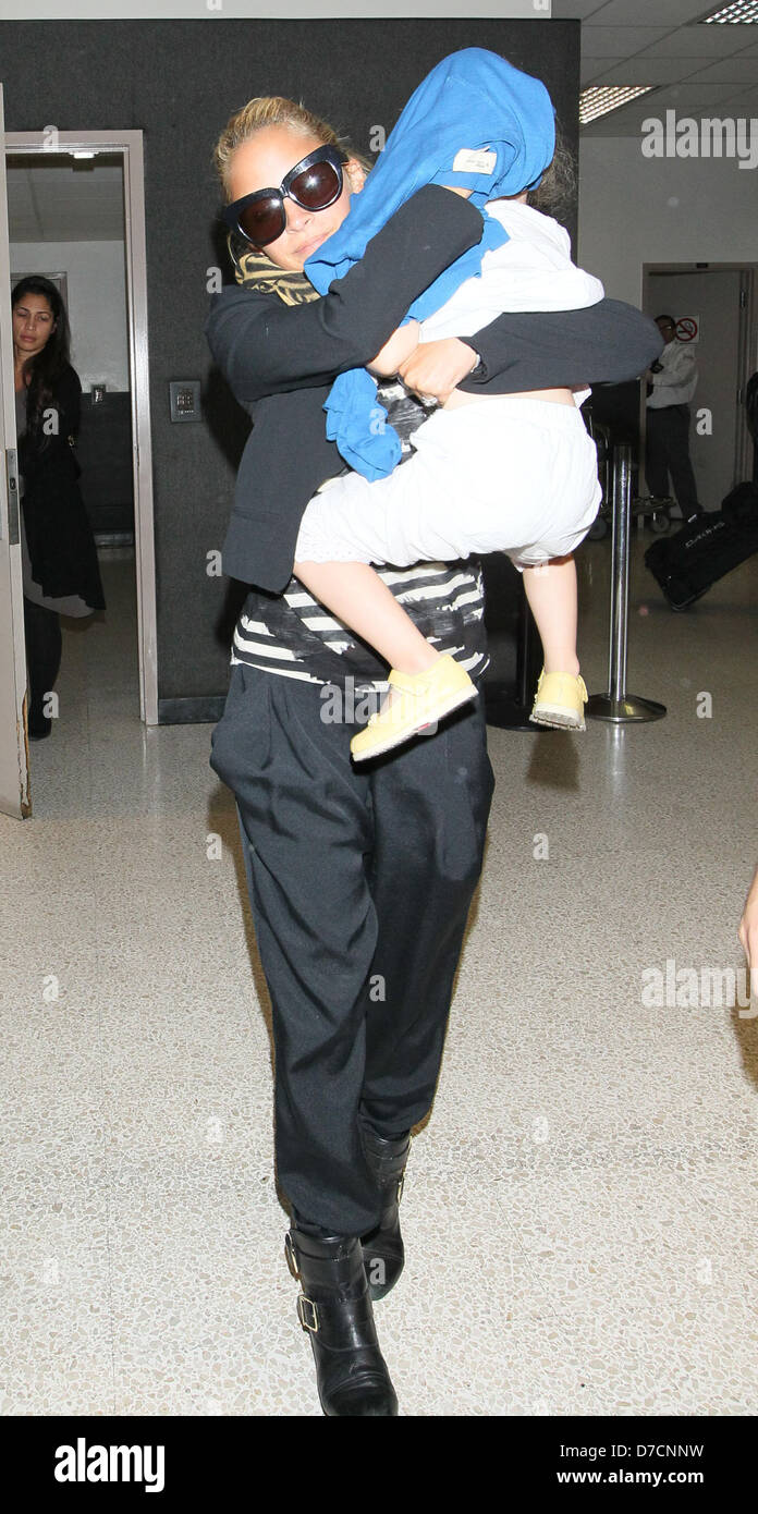 Nicole Richie and her daughter Harlow arrive at LAX on a flight from ...