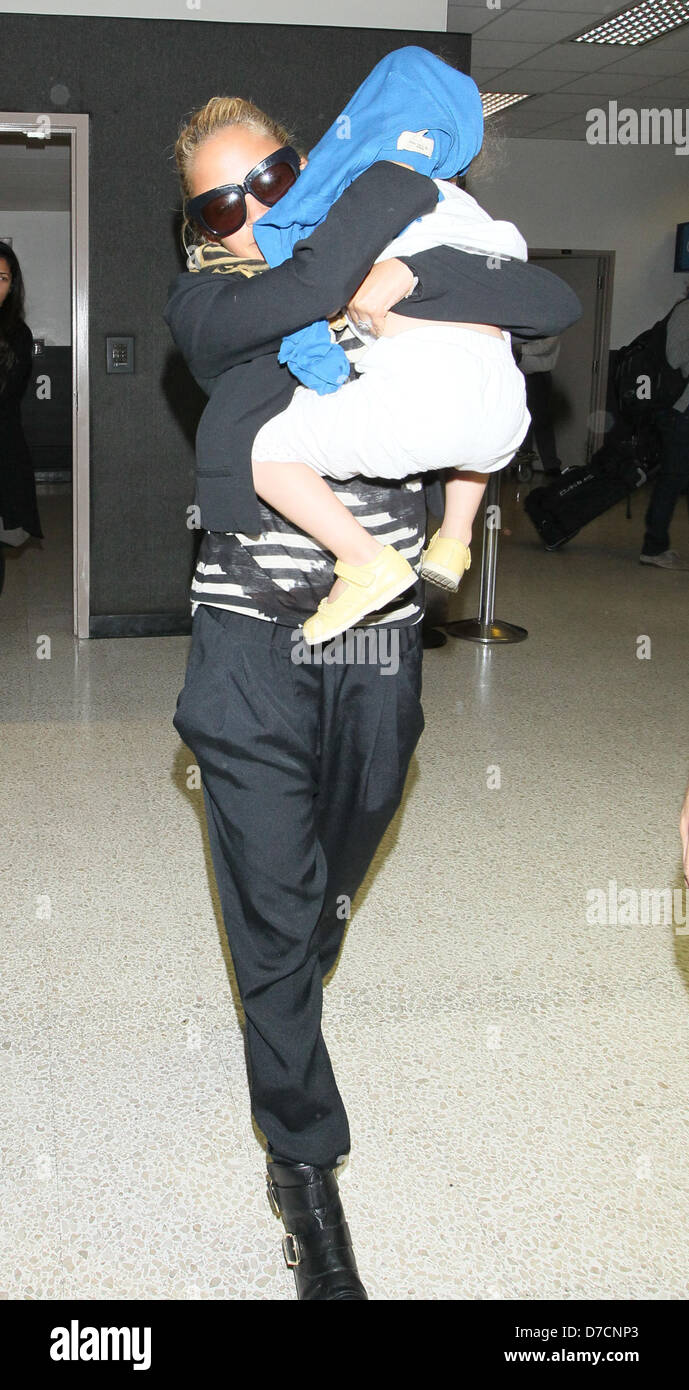 Nicole Richie and her daughter Harlow arrive at LAX on a flight from ...