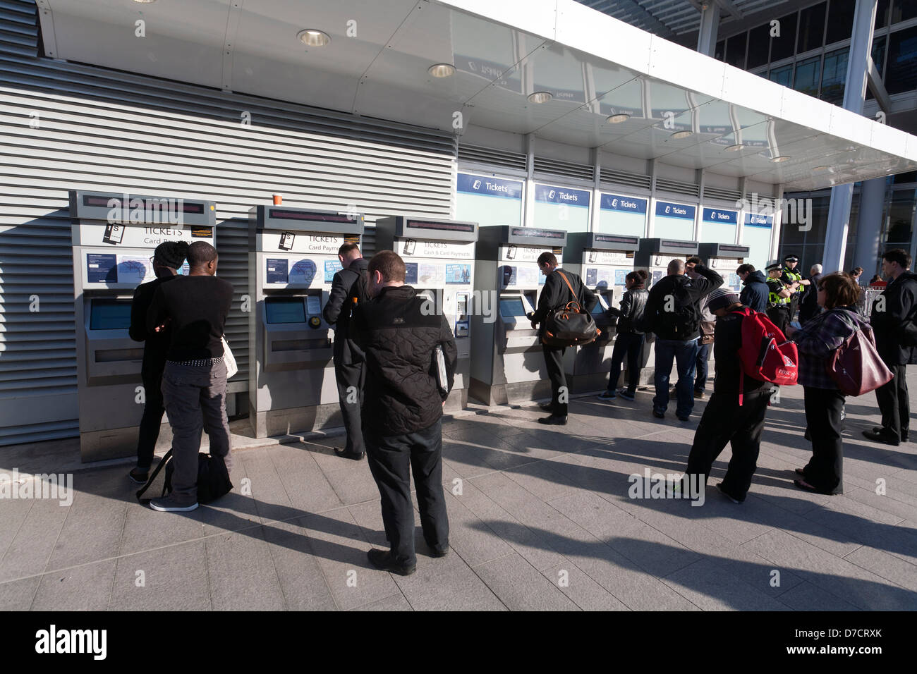 Self ticketing at London Bridge train station Stock Photo - Alamy