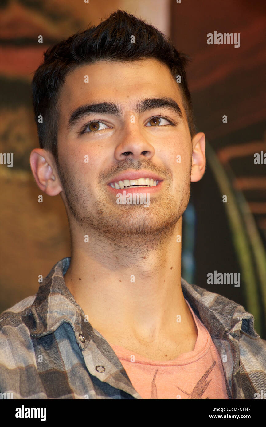 Joe Jonas promotes his first album 'Fast Life' at El Corte Ingles in ...