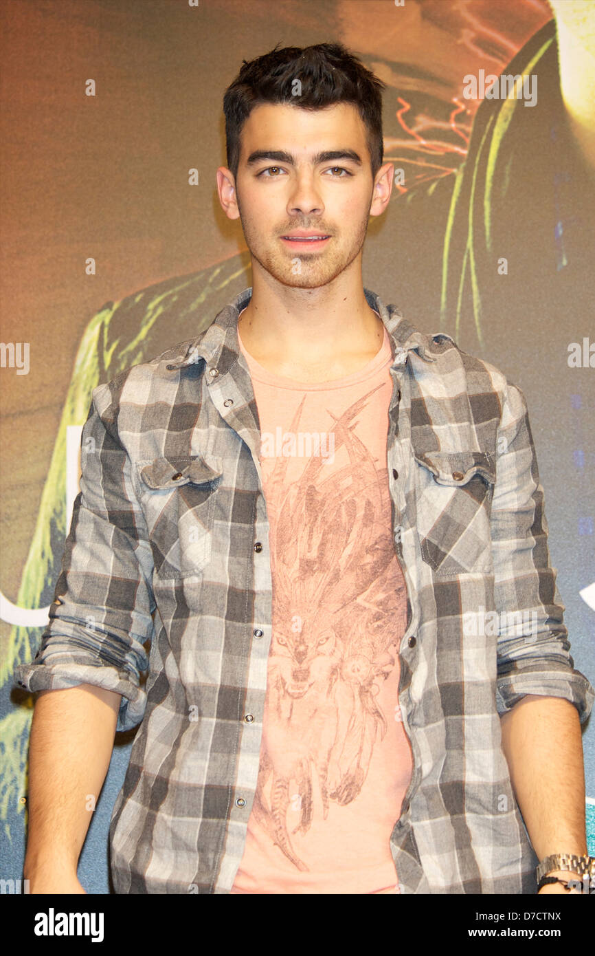 Joe Jonas promotes his first album 'Fast Life' at El Corte Ingles in ...