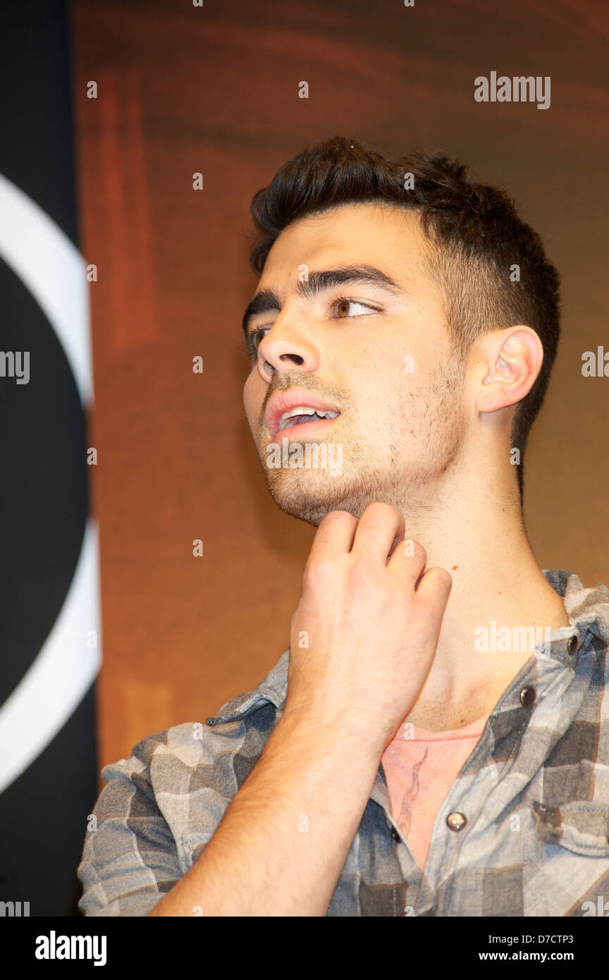 Joe Jonas promotes his first album 'Fast Life' at El Corte Ingles in ...