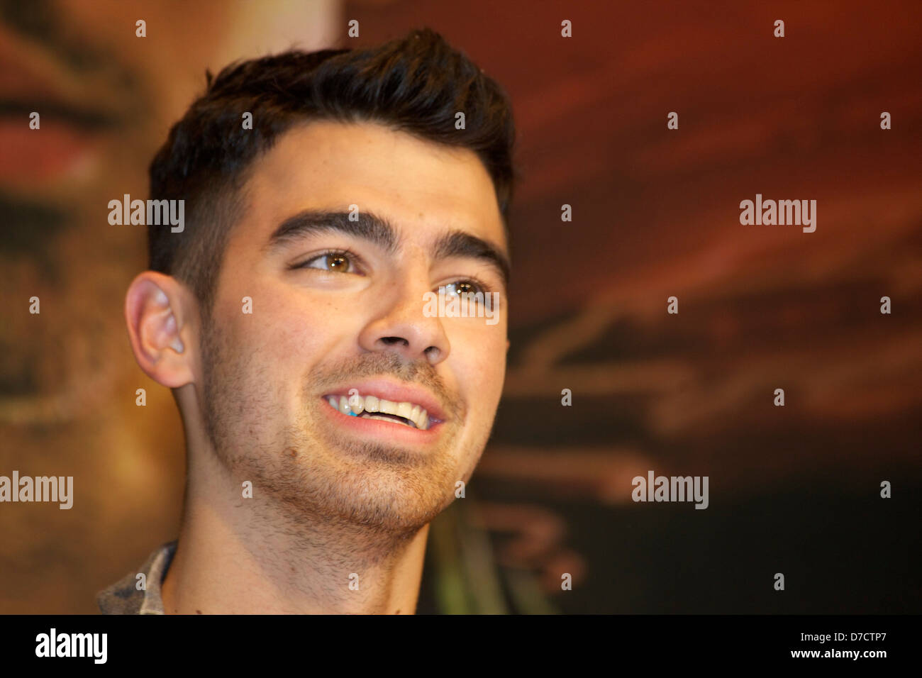Joe Jonas promotes his first album 'Fast Life' at El Corte Ingles in ...