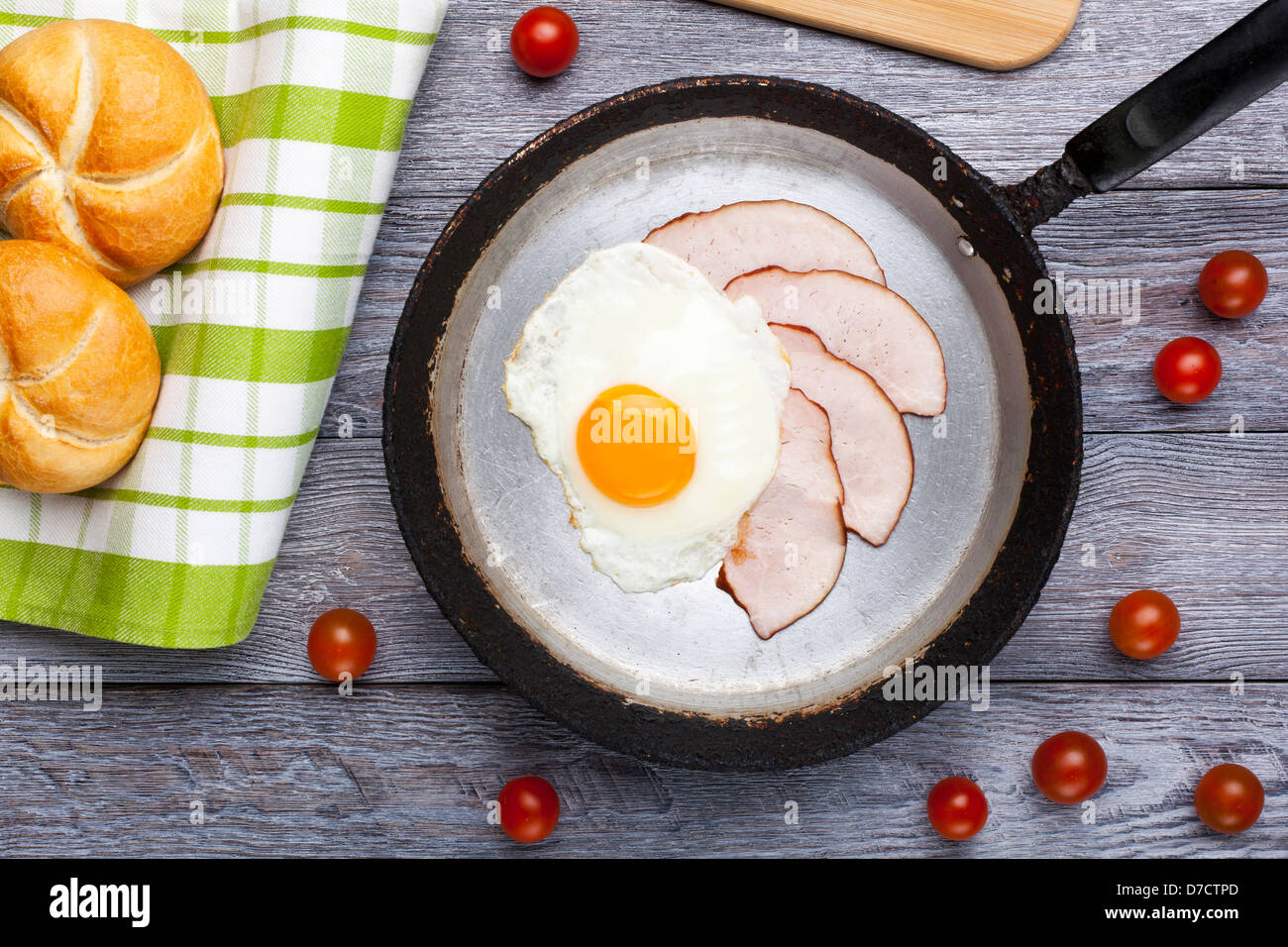 Fried egg and ham breakfast Stock Photo - Alamy