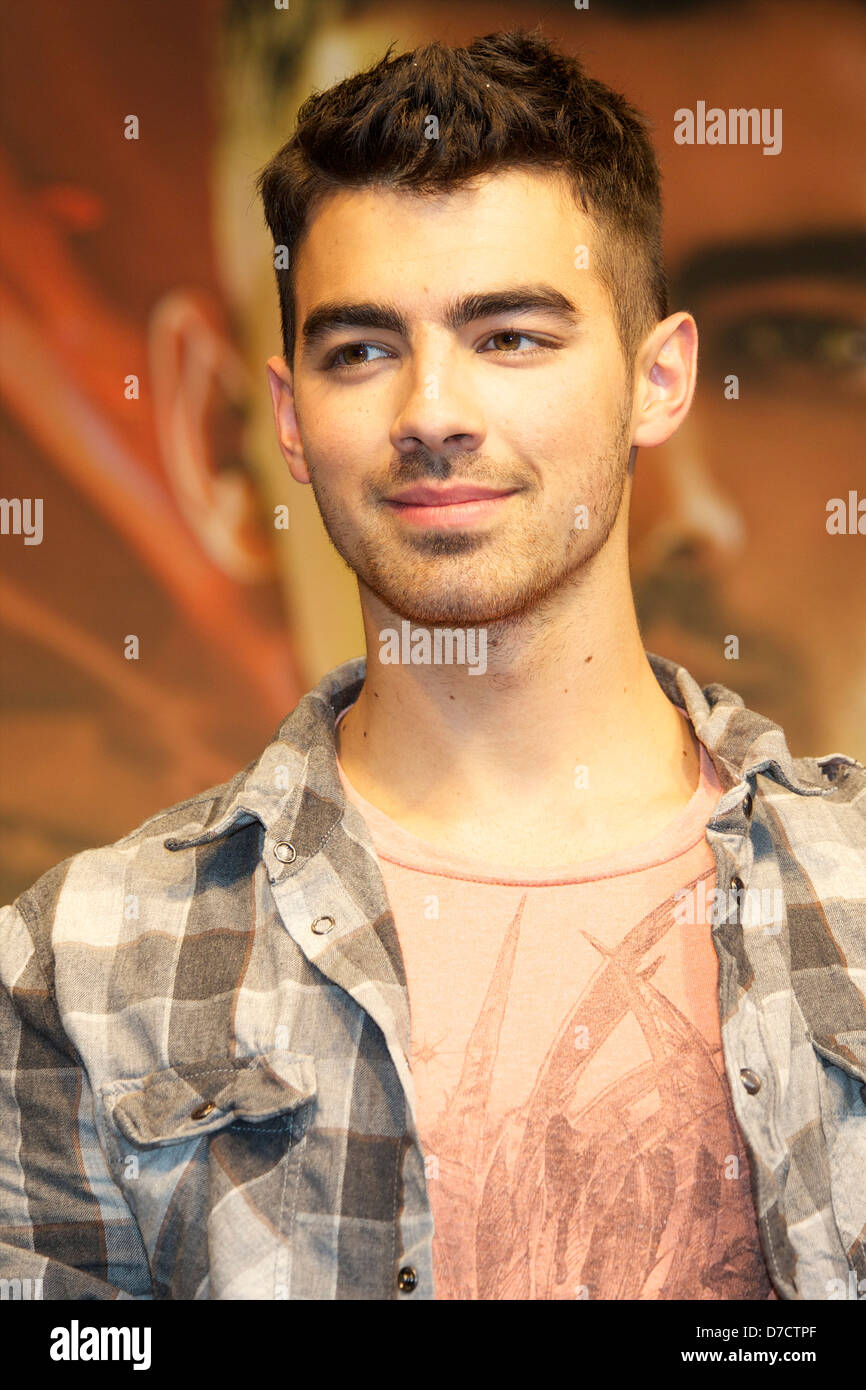 Joe Jonas promotes his first album 'Fast Life' at El Corte Ingles in ...