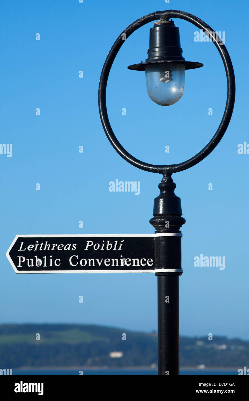 Lamp post direction sign signs hi-res stock photography and images - Alamy