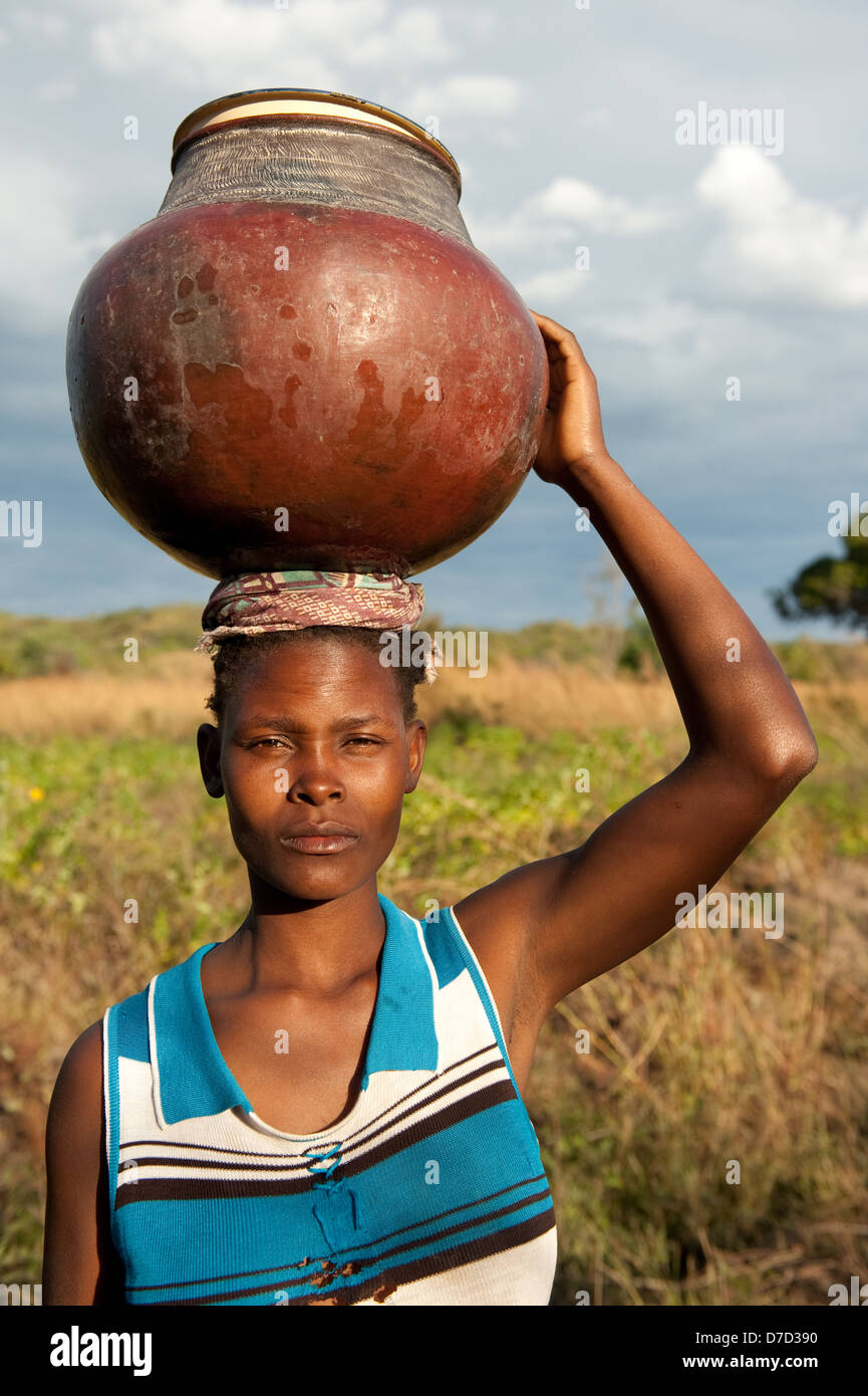 Woman carrying a clay pot, lake Niassa, Mozambique Stock Photo - Alamy