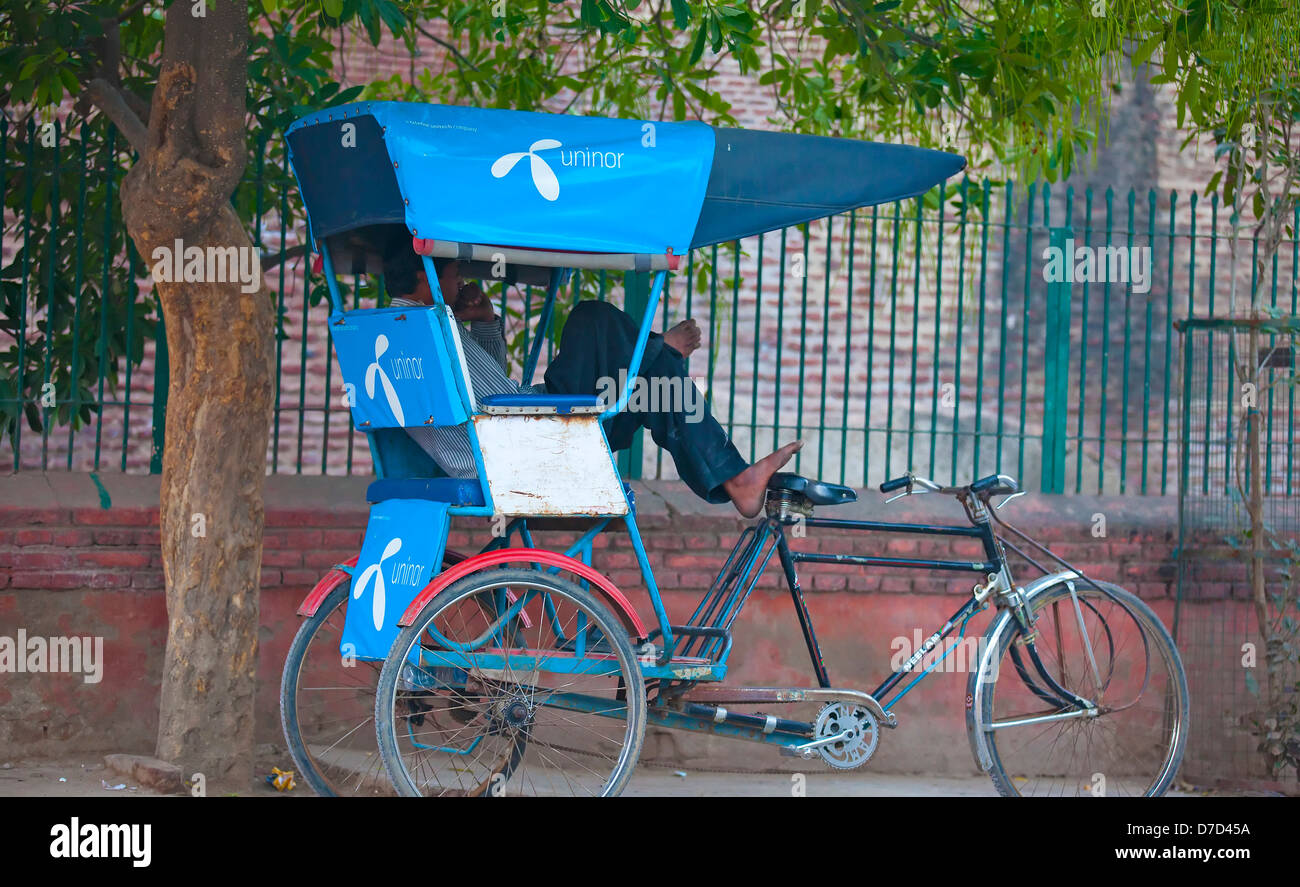 Resting rickshaw driver india hi-res stock photography and images - Alamy