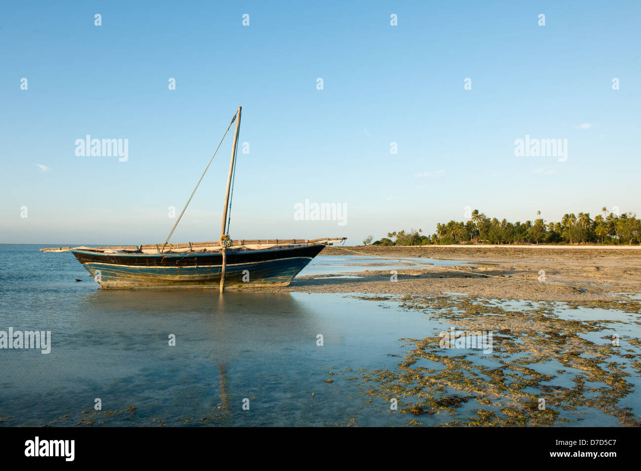 Dhow at low tide, Matemo island, Quirimba Archipelago, Mozambique Stock ...