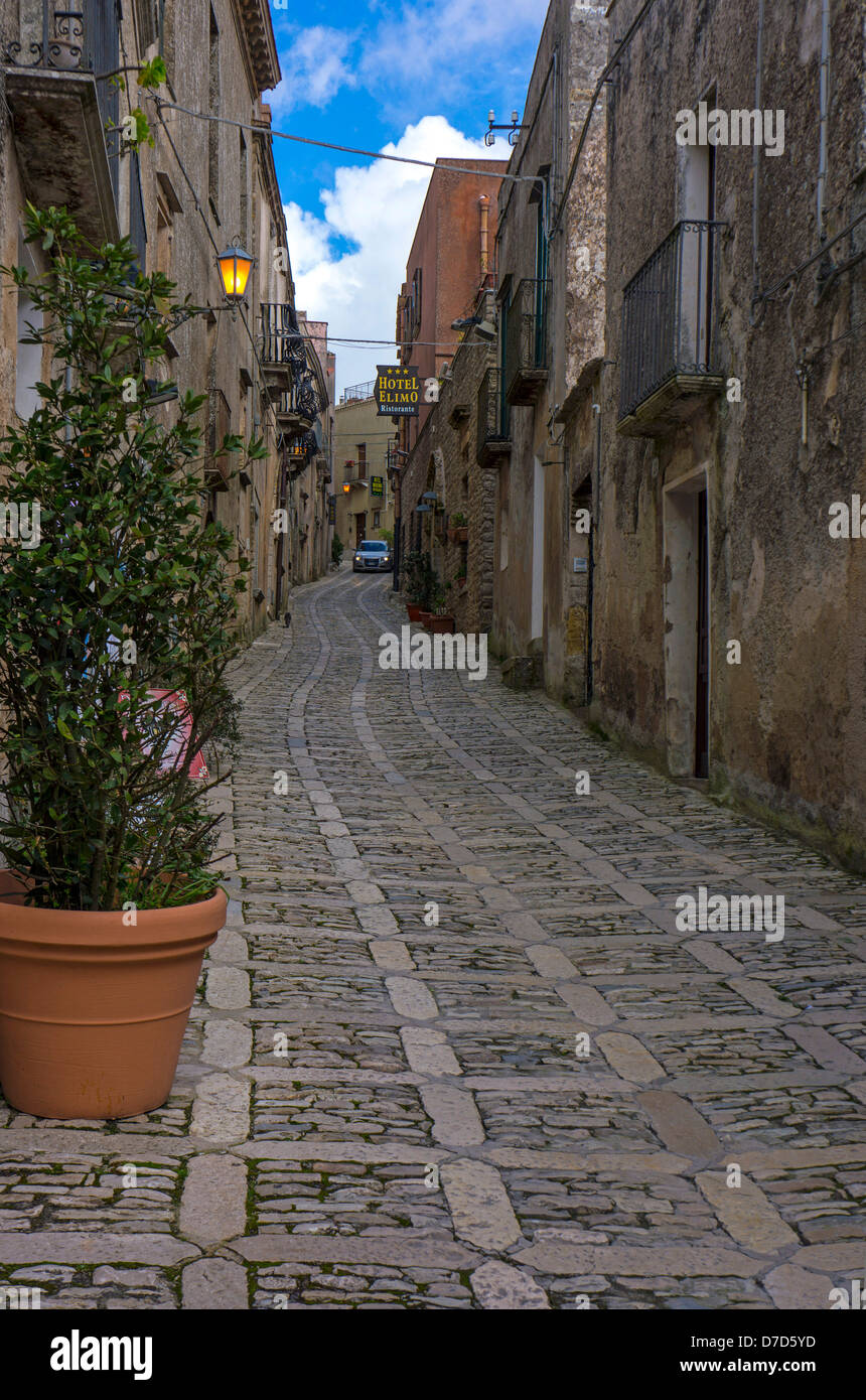 Historic streets of sicily hi-res stock photography and images - Alamy