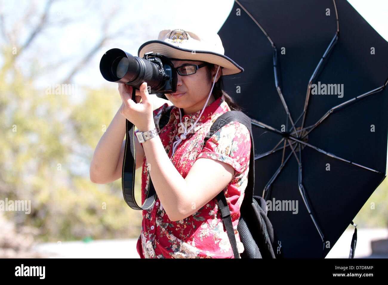 Professional photographer outdoors hi-res stock photography and images ...