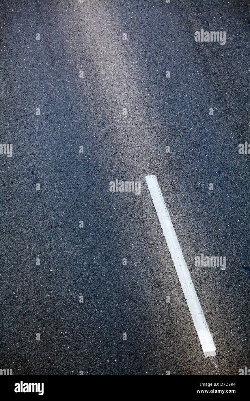 Short white line hi-res stock photography and images - Alamy